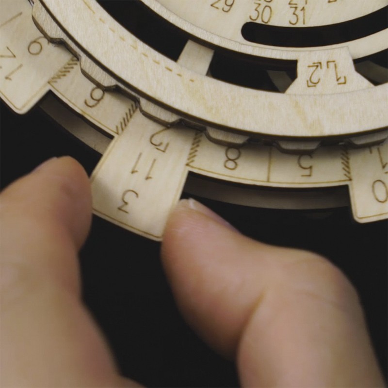 Calendario perpetuo de madera para montar.